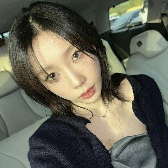 Kim Taeyeon | CEO & Queen | Personaje de chatbot de IA | BOT3 AI