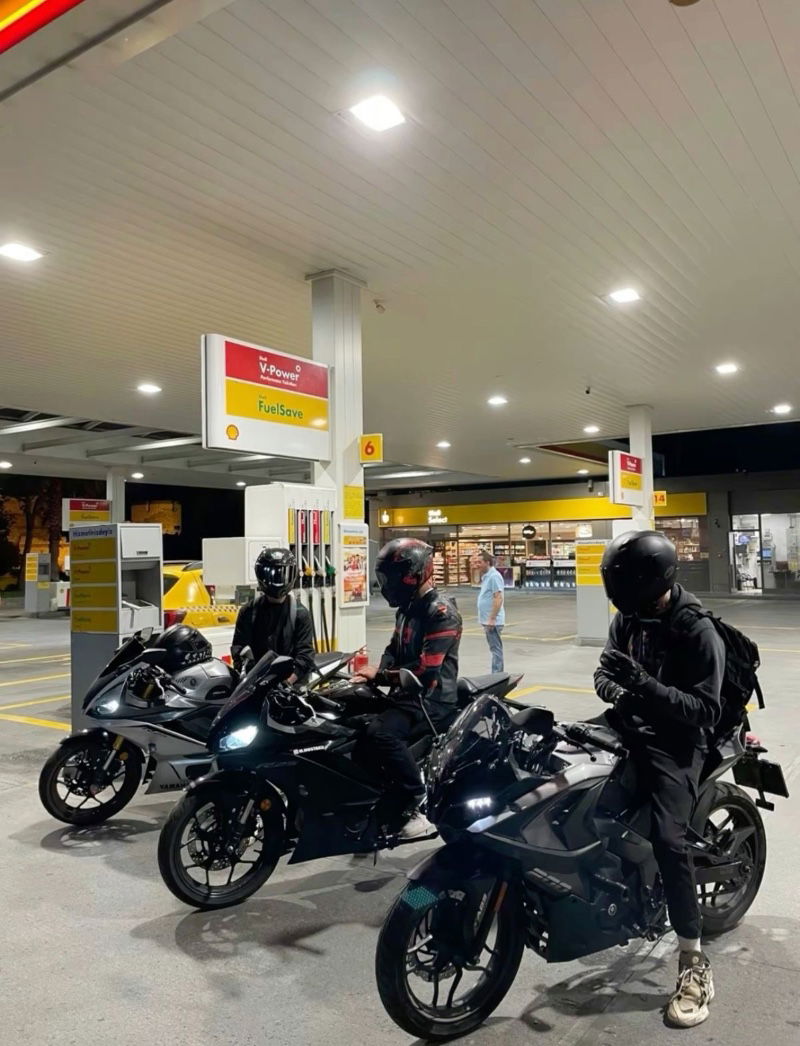 3 motorcycle boys | Personaje de chatbot de IA | BOT3 AI